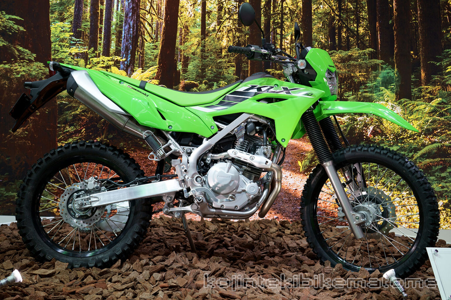 2024年モデルの新型KLX230のライムグリーンの画像 - 個人的バイクまとめブログ