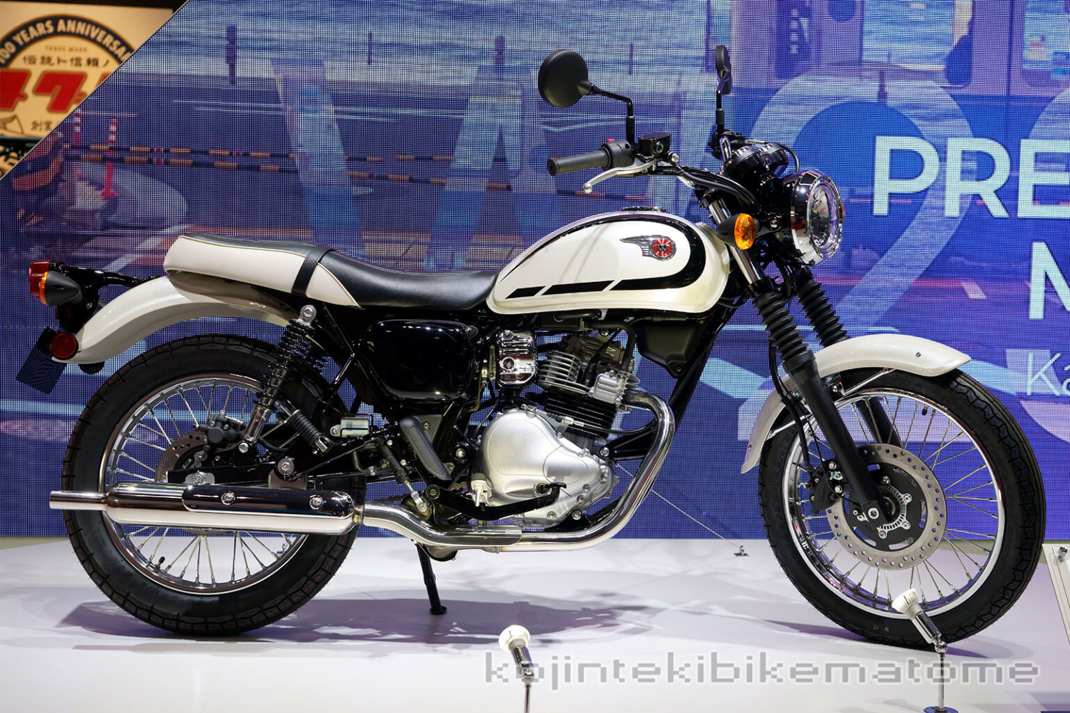 カワサキの2024年モデルのW230のホワイトの画像 - 個人的バイクまとめブログ