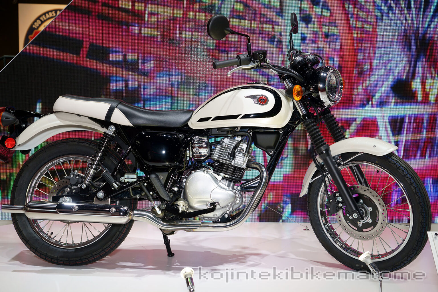 カワサキの2024年モデルのW230のホワイトの画像その2 - 個人的バイクまとめブログ