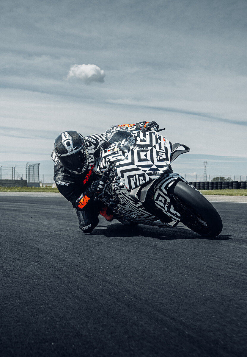 2025年モデルのKTM 990 RC R/TRACKのプロトタイプ公開 - 個人的バイクまとめブログ