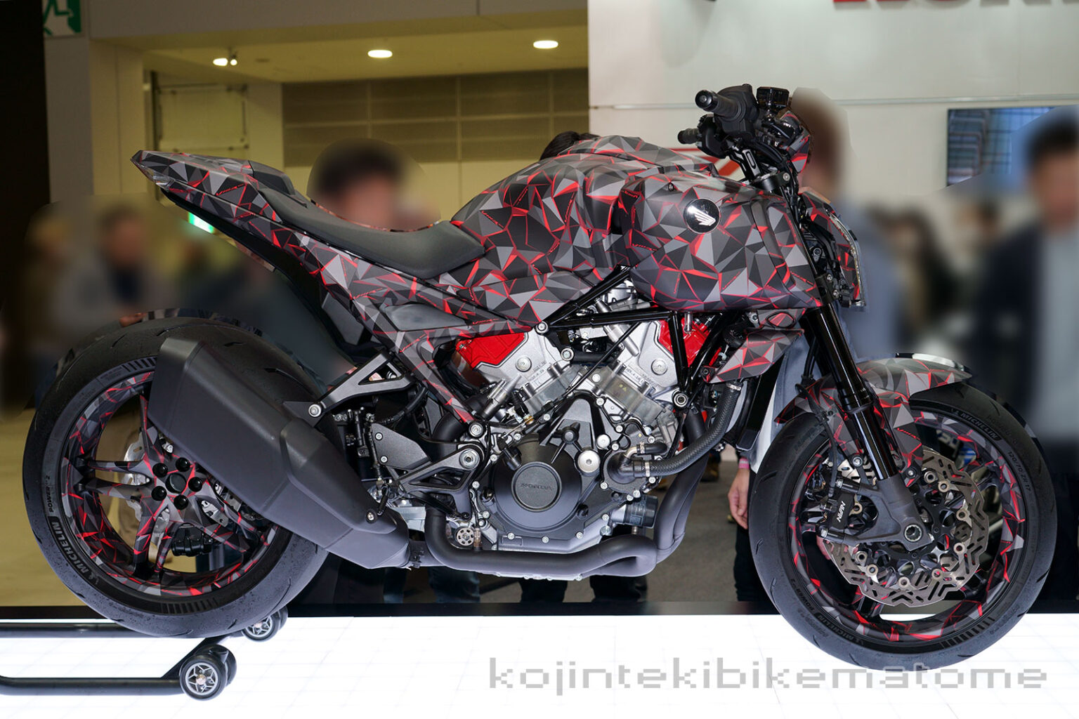 V3R 900 E-Compressorのモーターサイクルショーの写真1 - 個人的バイクまとめブログ