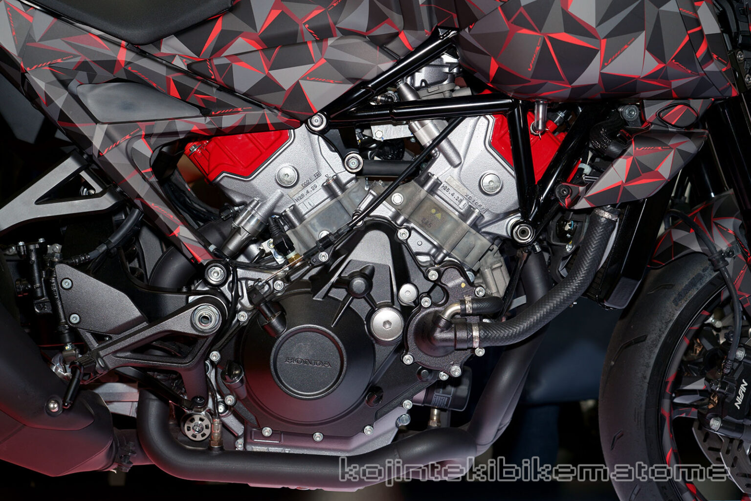 V3R 900 E-Compressorのモーターサイクルショーの写真2 - 個人的バイクまとめブログ